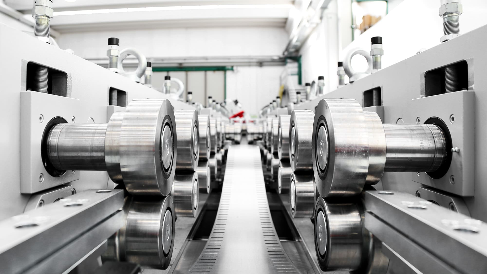 Numerically controlled moving double roll-forming toolheads.